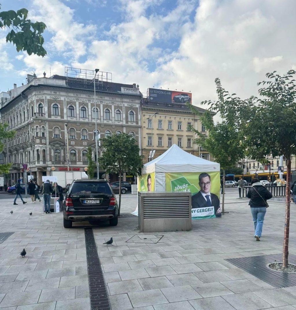 Luxus terepjáró a Blaha térkövein - Karácsony sátrát őrzik - polkorrekt