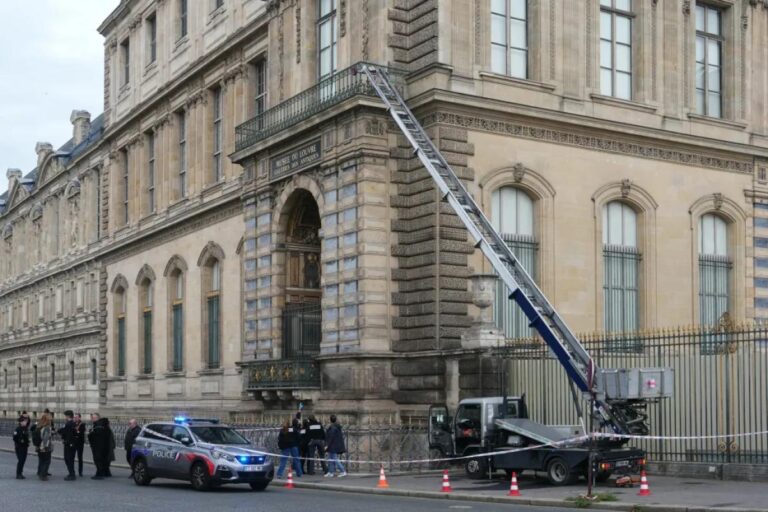 Láncfűrészes rablók a Louvre-ban – hét perc alatt tűntek el Napóleon ...